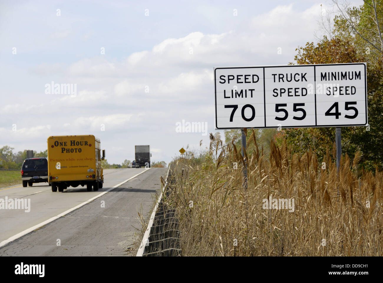 Neighbourhood speed limits hi-res stock photography and images - Alamy