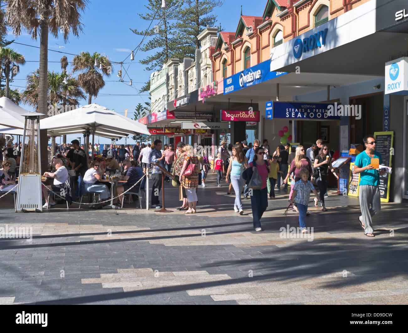 dh MANLY AUSTRALIA Crowds walking Manly street shops cafes people ...