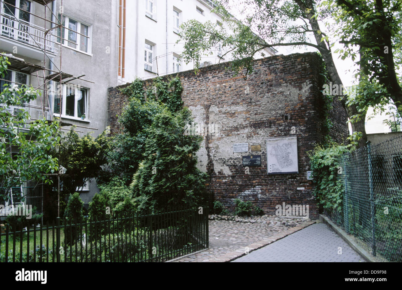 Warsaw ghetto wall hi-res stock photography and images - Alamy