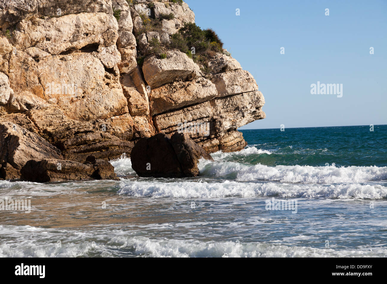 Waves breaking on rocky shore hi-res stock photography and images - Alamy