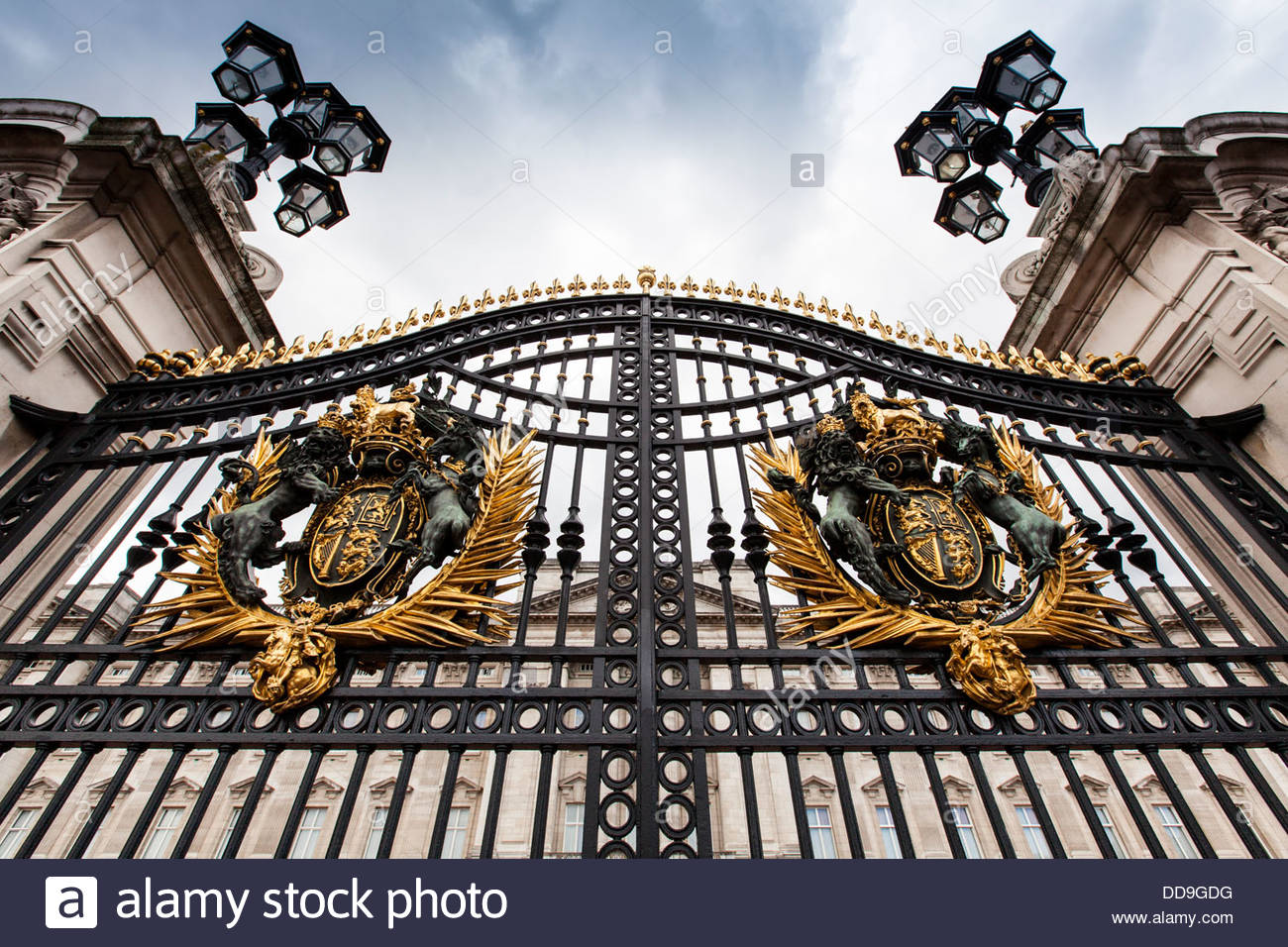 Royal Crest Gates Buckingham Palace Stock Photos & Royal Crest Gates ...