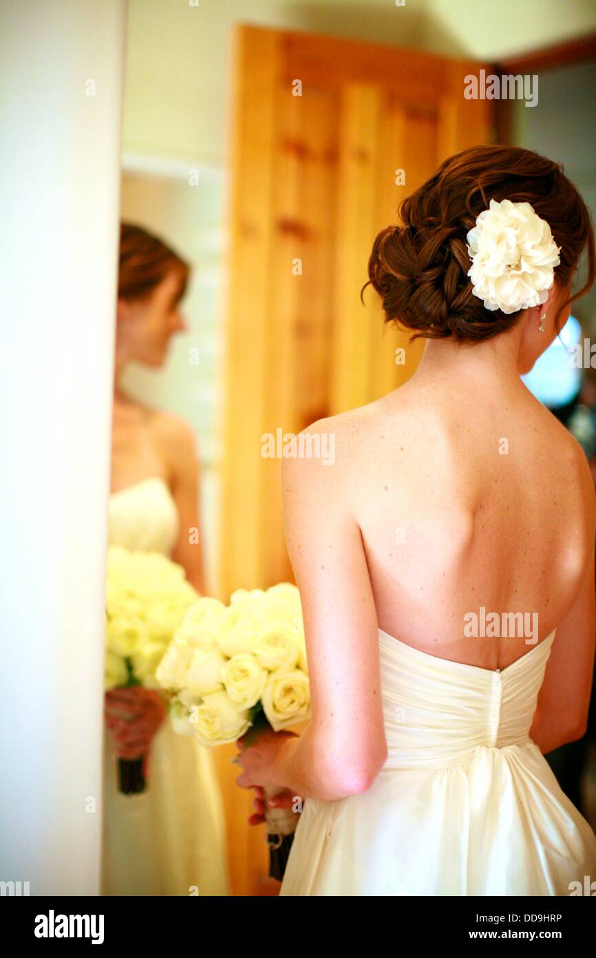 bride getting ready for wedding Stock Photo - Alamy