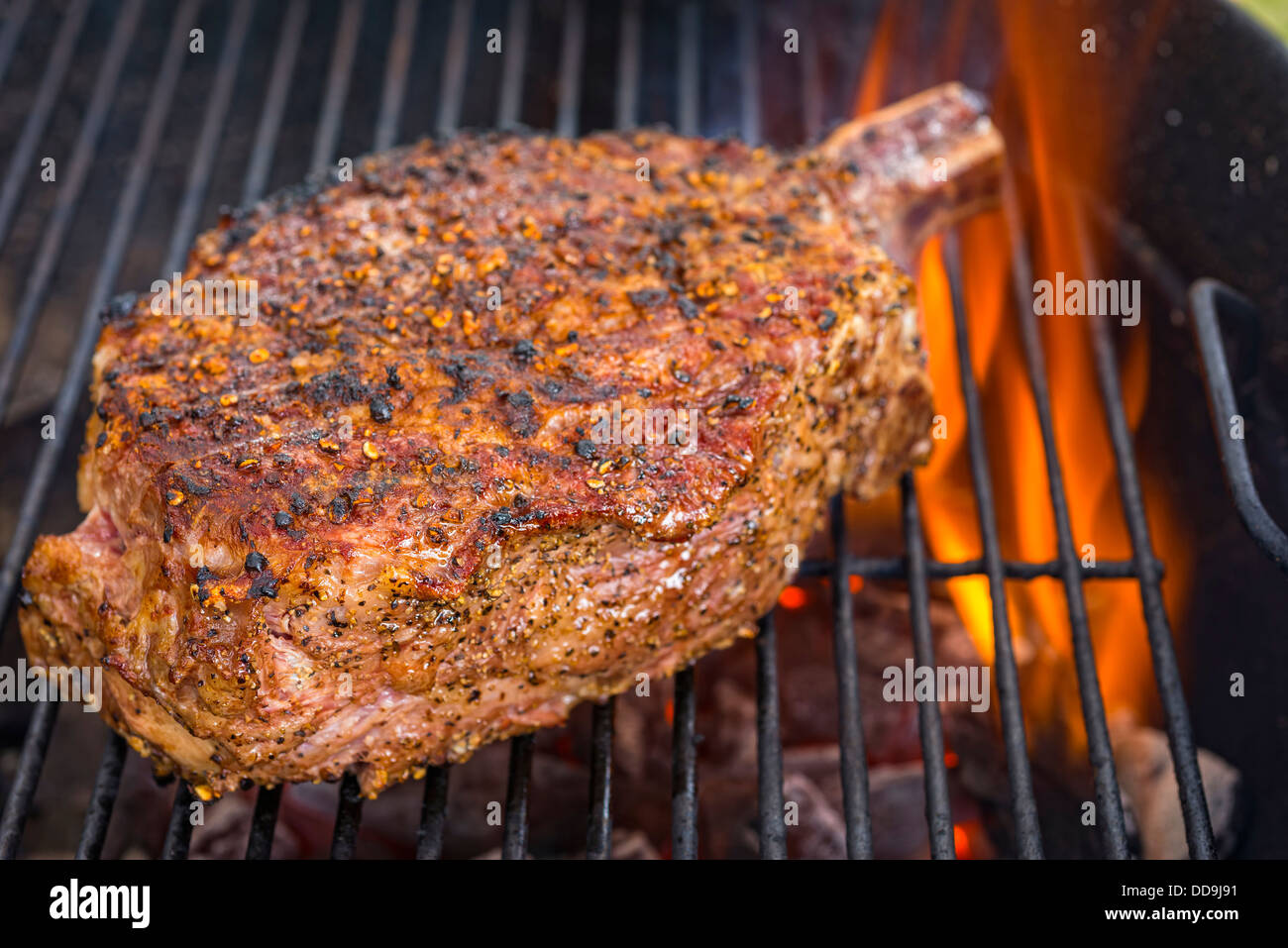 Beef bone grilling on charcoal, close up Stock Photo - Alamy