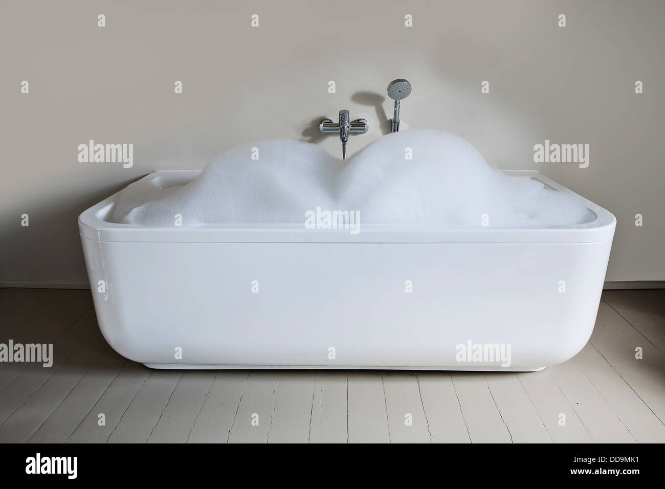 Bathtub filled with soapsuds in bathroom Stock Photo - Alamy