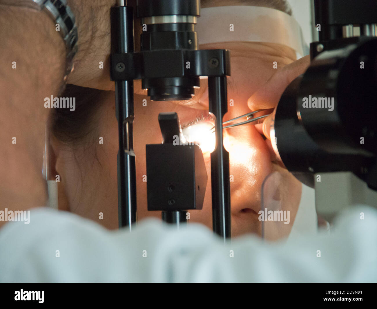 Doctor eye laser surgery hi-res stock photography and images - Alamy