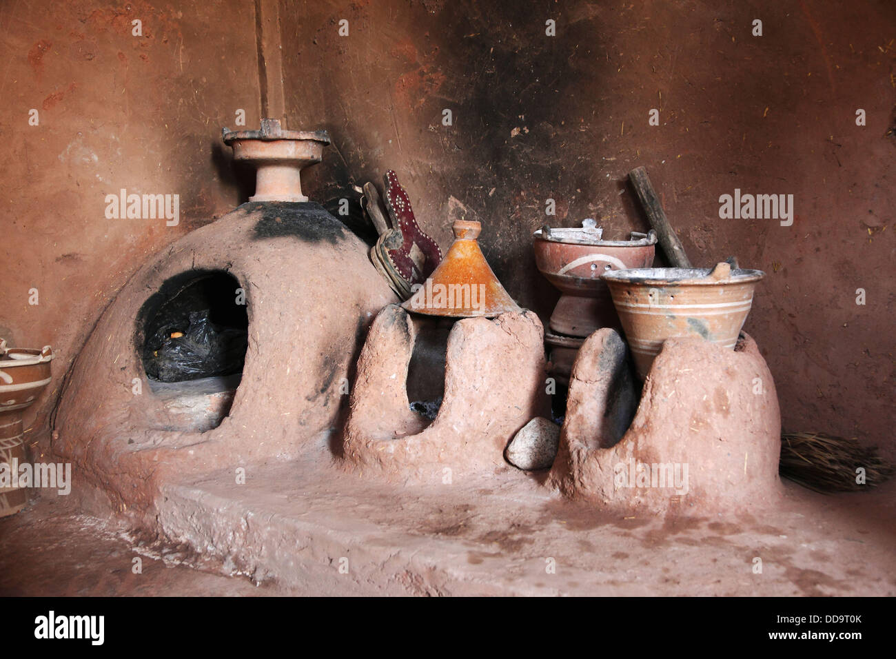 Africa cooking wood stove hi-res stock photography and images - Alamy