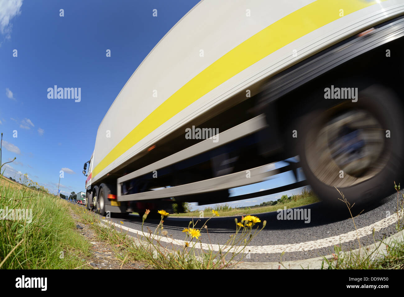 Yellow hgv articulated lorries High Resolution Stock Photography and ...