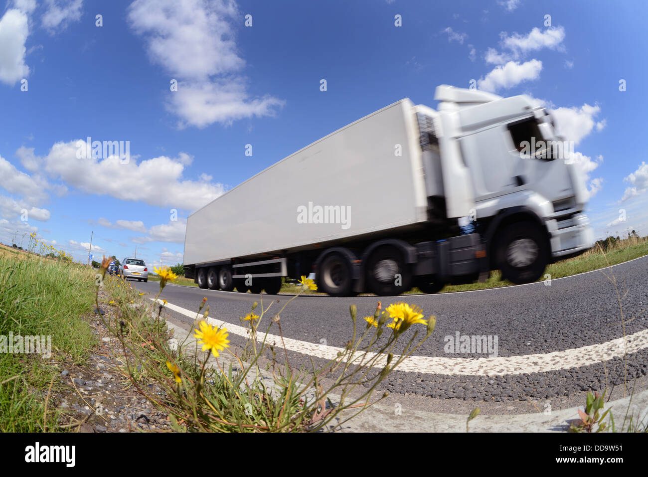 Yellow hgv articulated lorries High Resolution Stock Photography and ...