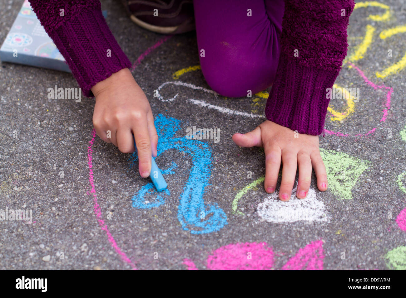 Children drawing on street chalk hi-res stock photography and images ...