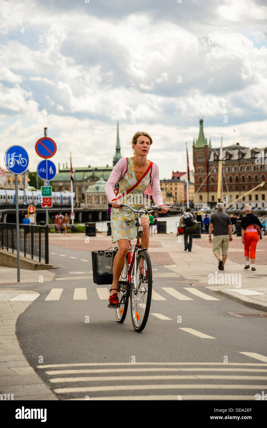 Cyclist with no helmet hi-res stock photography and images - Alamy