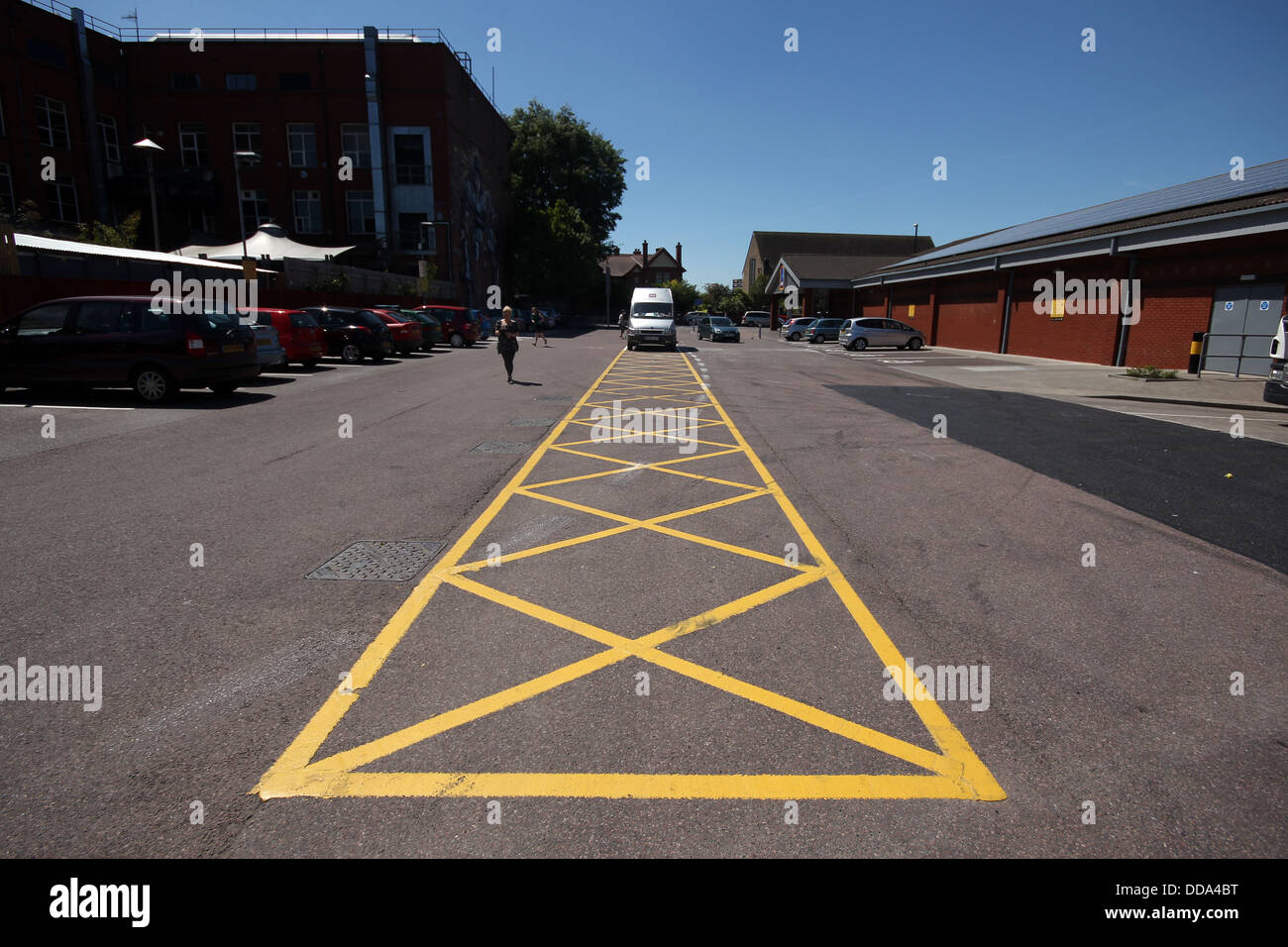 Yellow box hi-res stock photography and images - Alamy