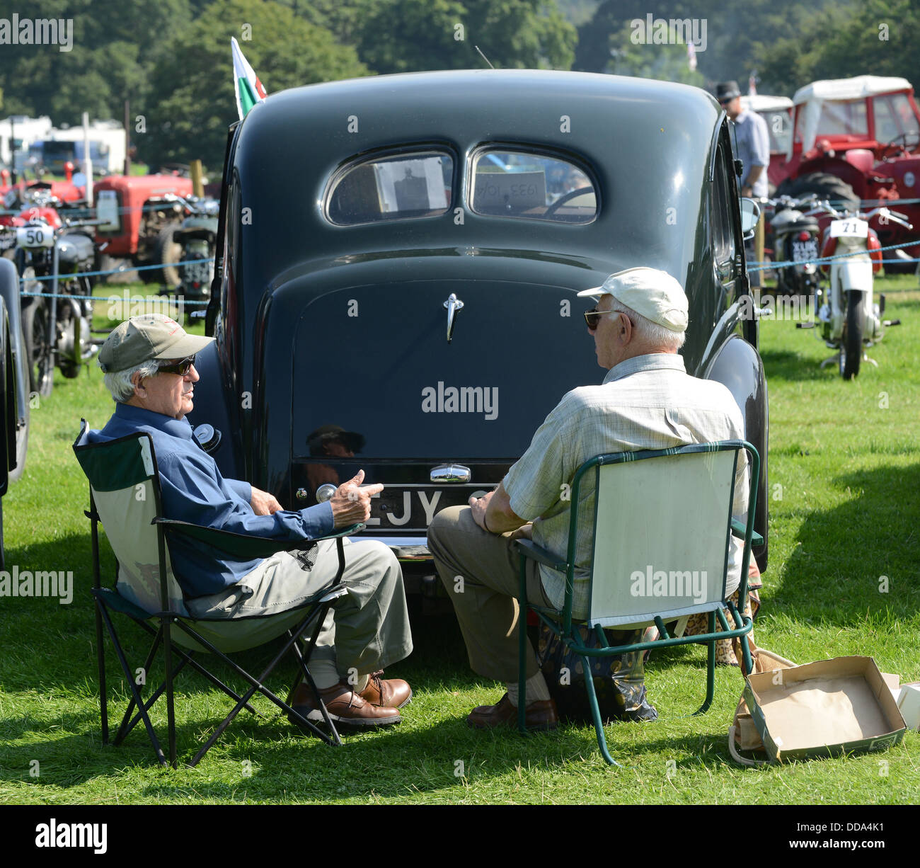 Men talking about their cars hi-res stock photography and images - Alamy