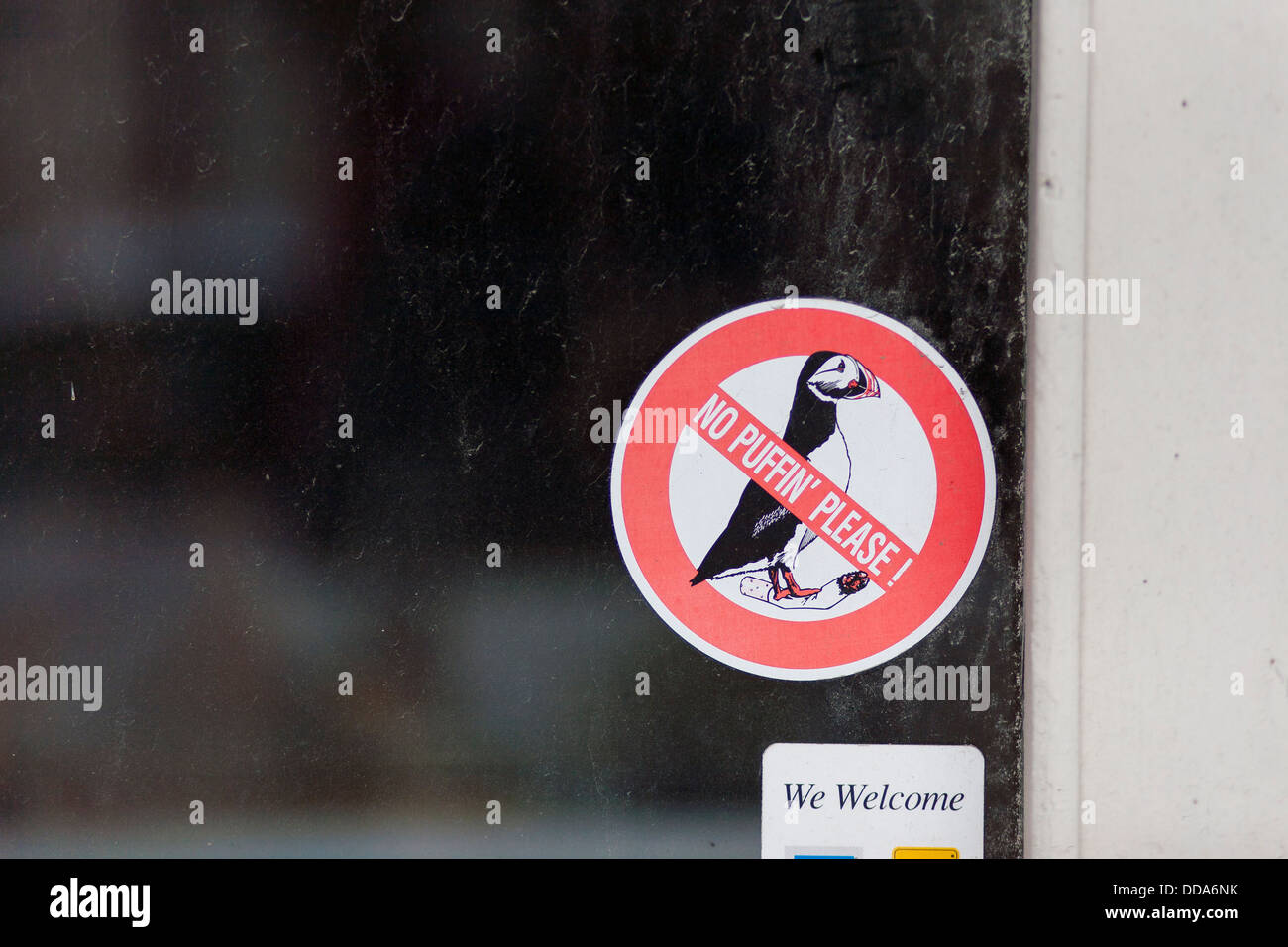 No puffin no smoking sign hi-res stock photography and images - Alamy