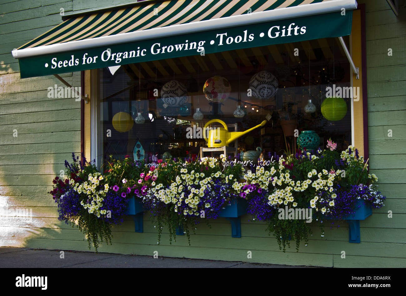 Window boxes hi-res stock photography and images - Alamy