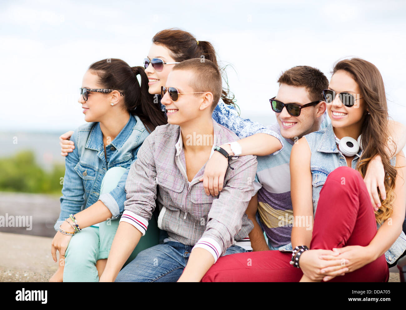 group of teenagers hanging out Stock Photo - Alamy