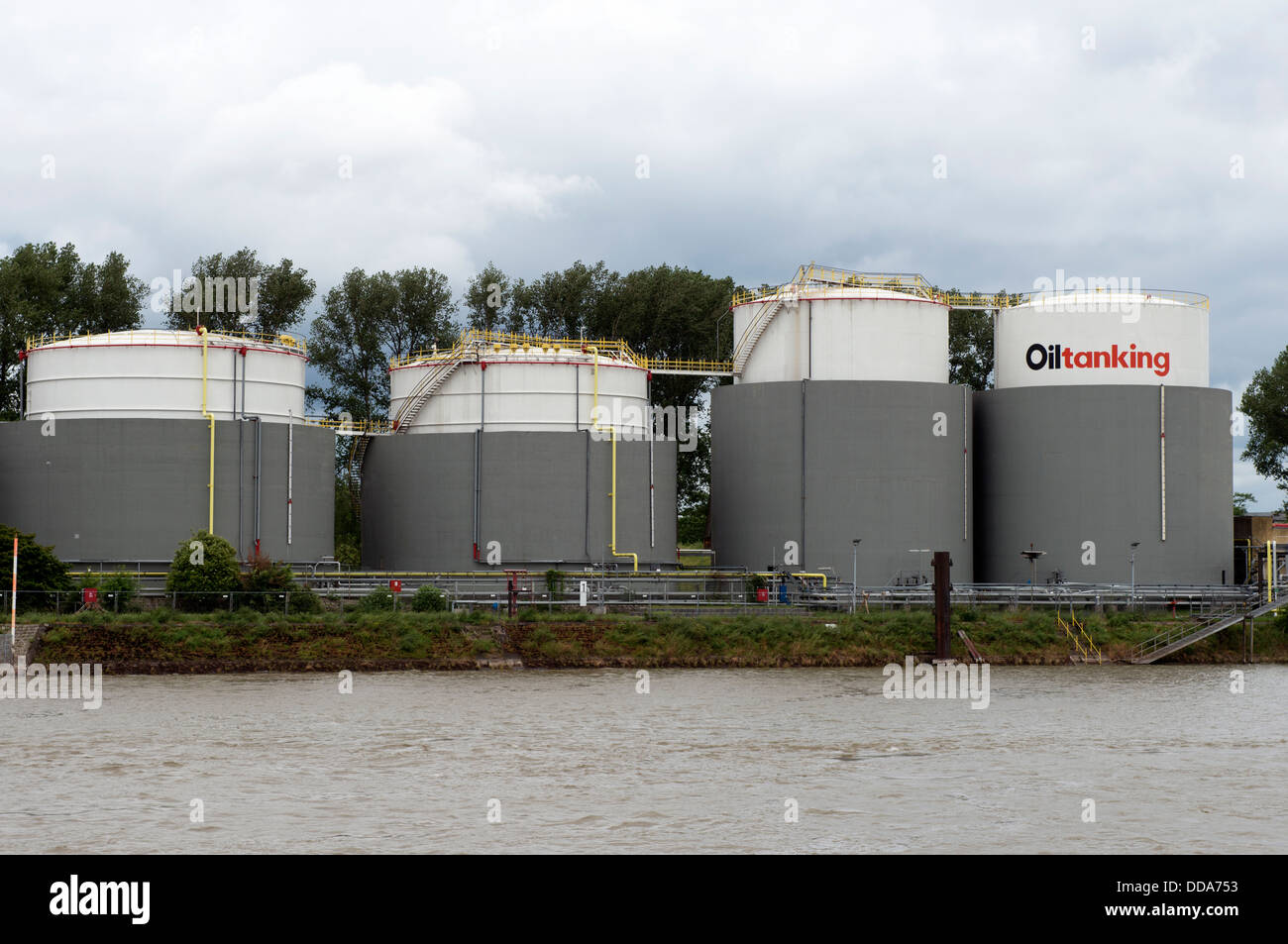 Tanking hi-res stock photography and images - Alamy