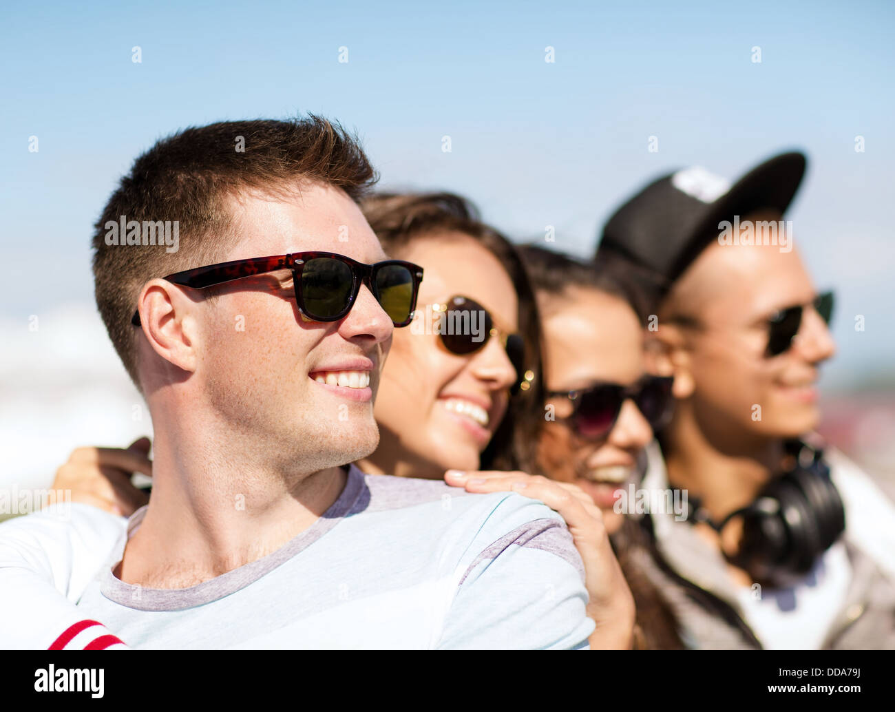 group of teenagers hanging out Stock Photo - Alamy
