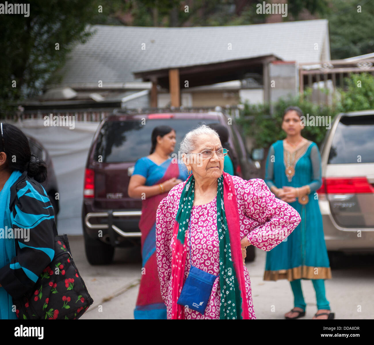 Hundreds of members of the Hindu Center march through the Flushing ...