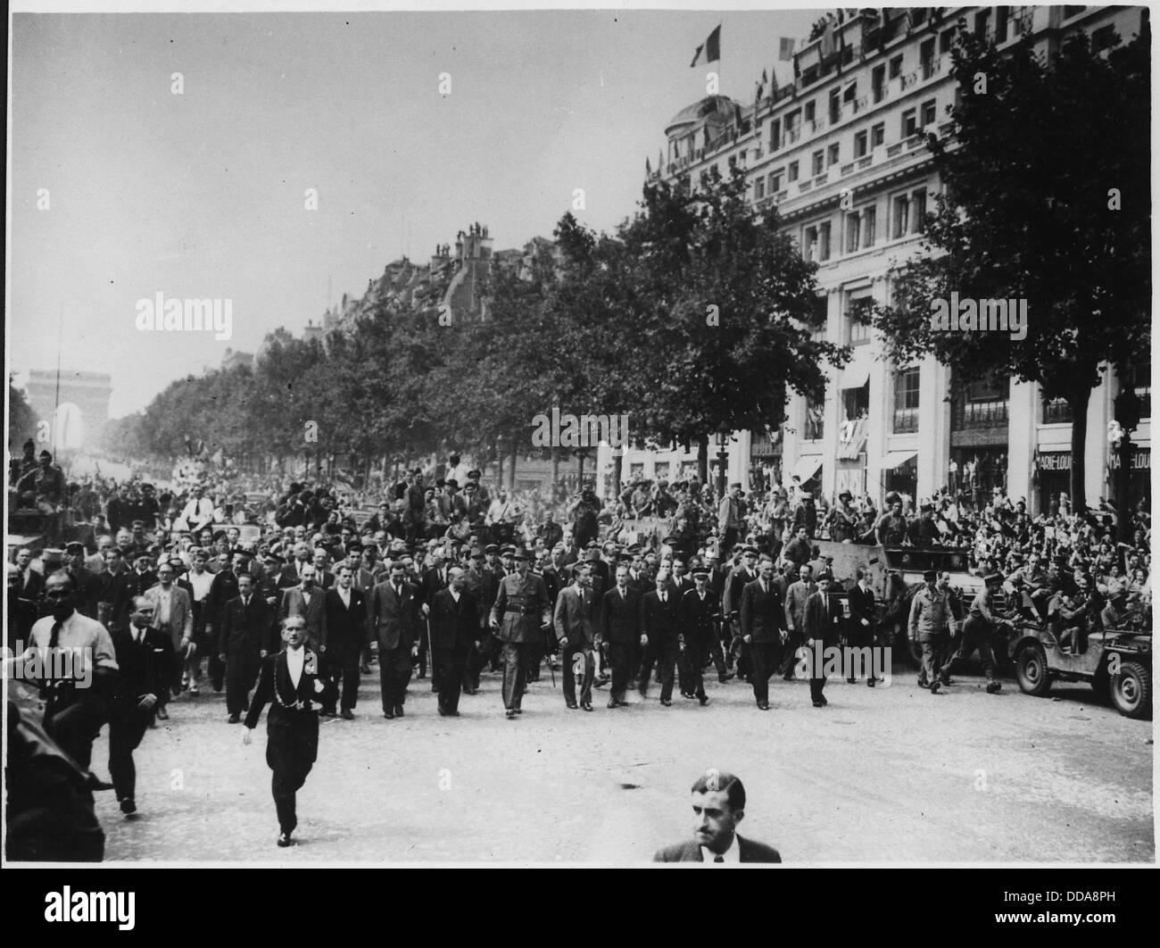 Victory parade in paris hi-res stock photography and images - Alamy