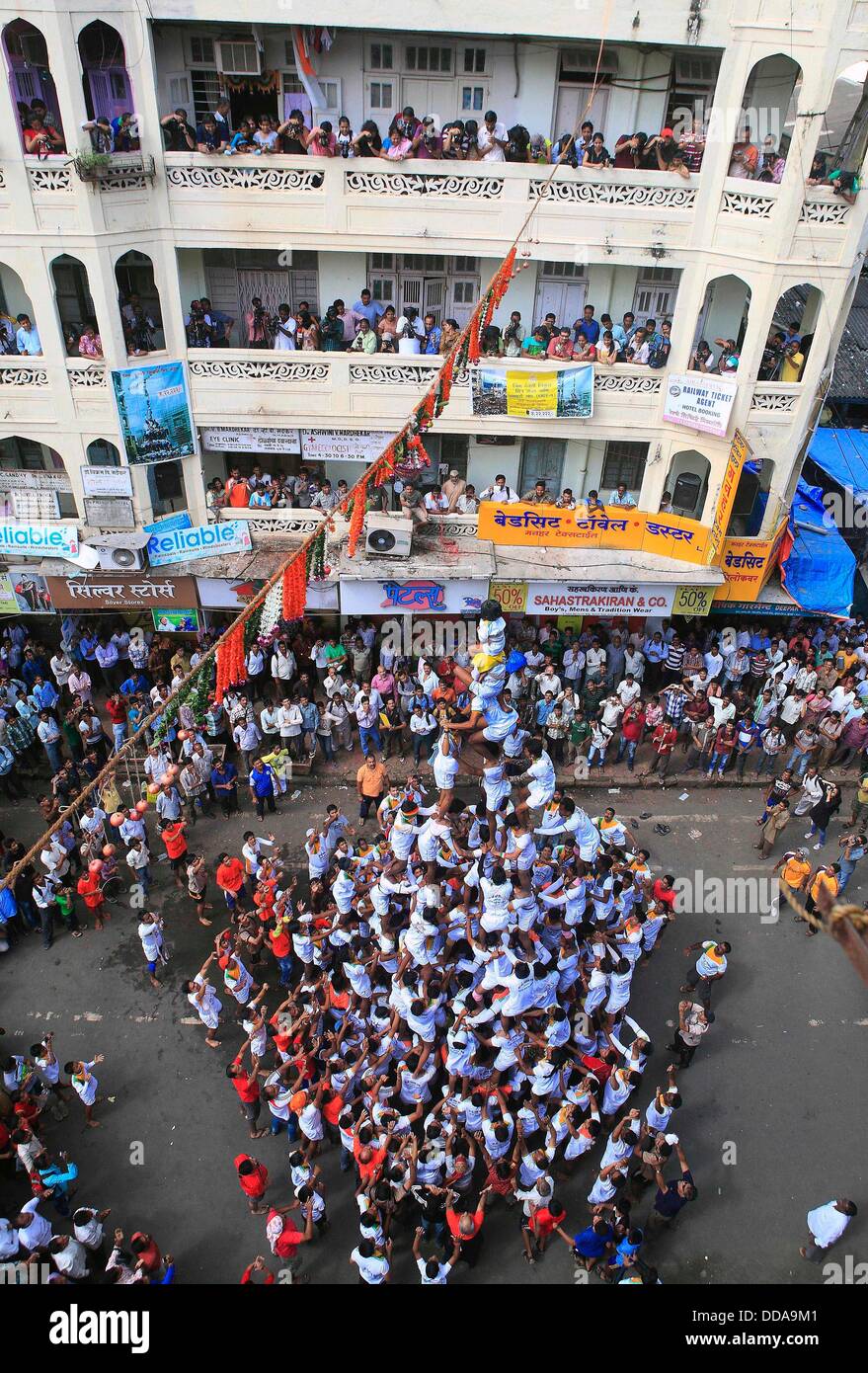 Human pyramid in mumbai hi-res stock photography and images - Alamy