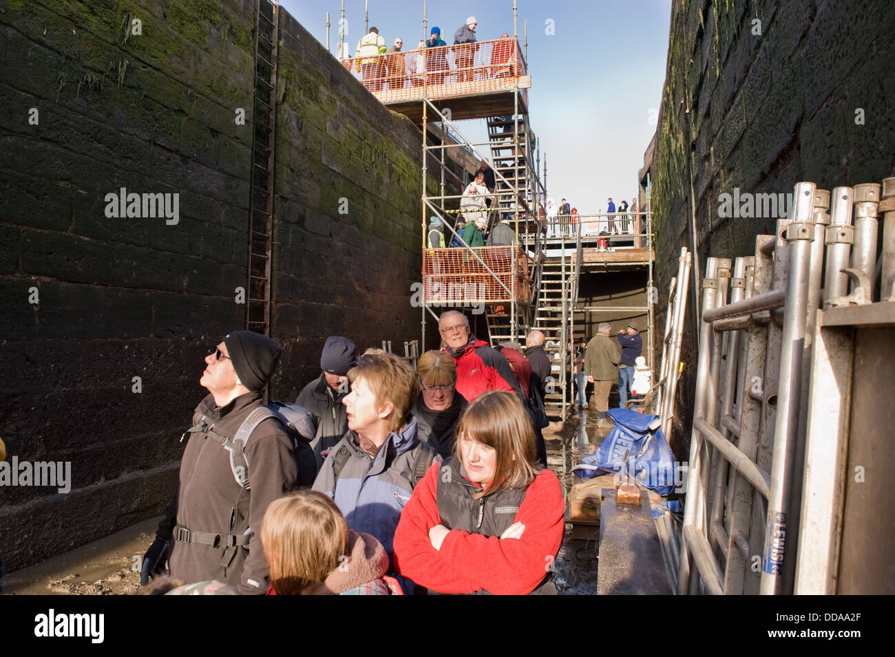 Empty lock chamber hi-res stock photography and images - Alamy