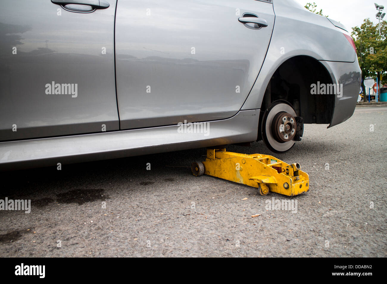 BMW 5 missing it's rear wheel Stock Photo - Alamy