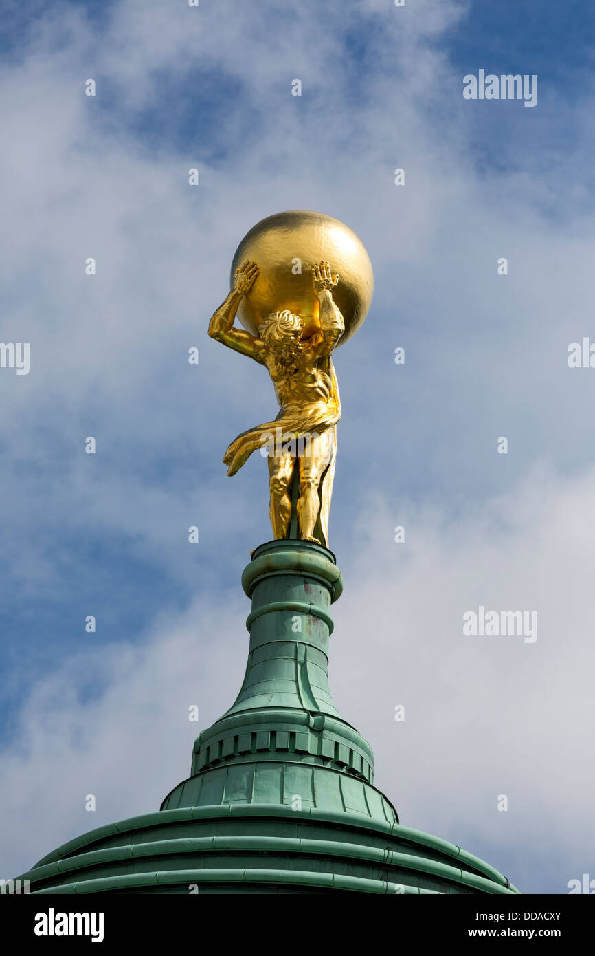 Atlas figure hi-res stock photography and images - Alamy