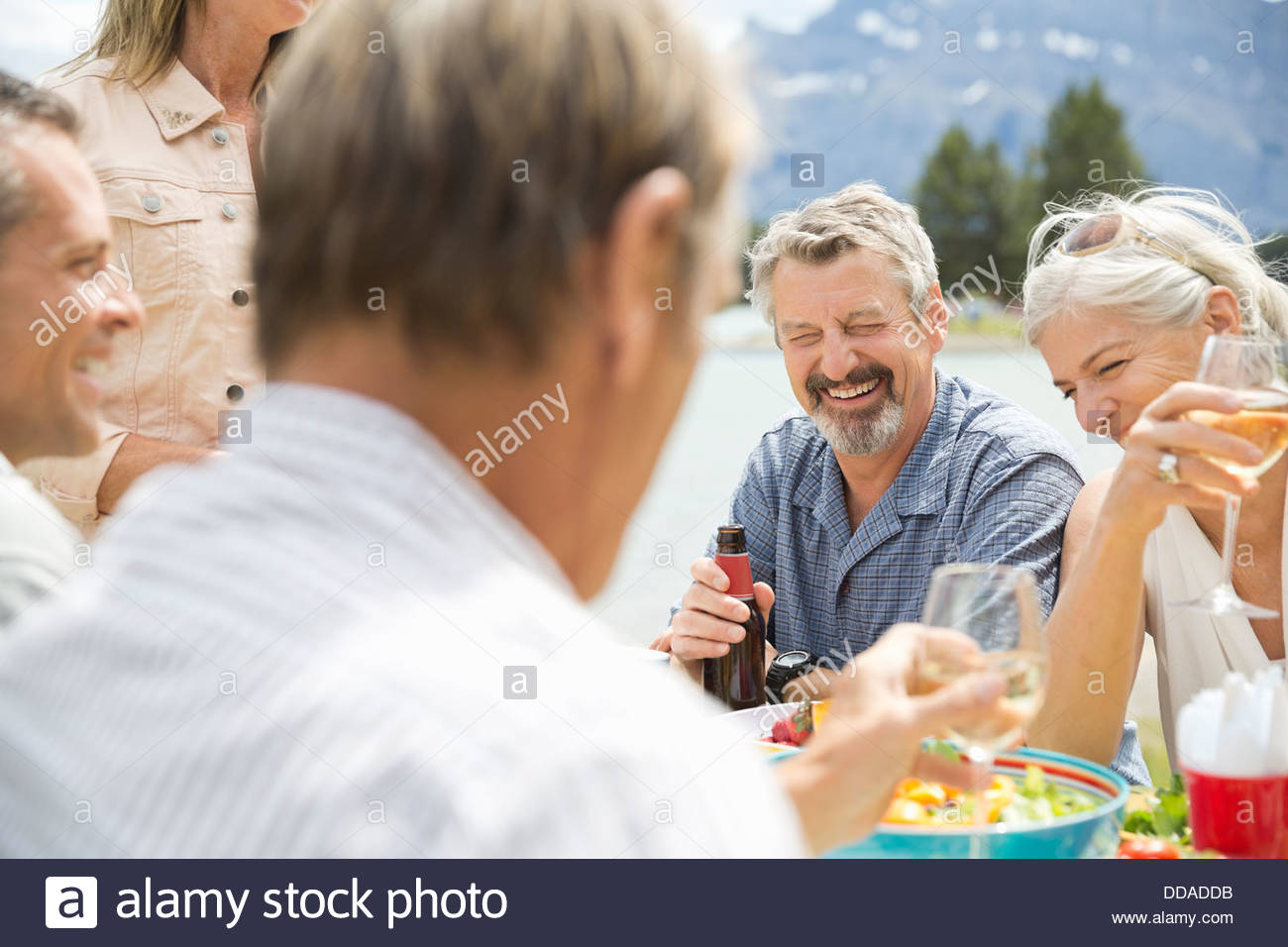 Friends outdoors hi-res stock photography and images - Alamy