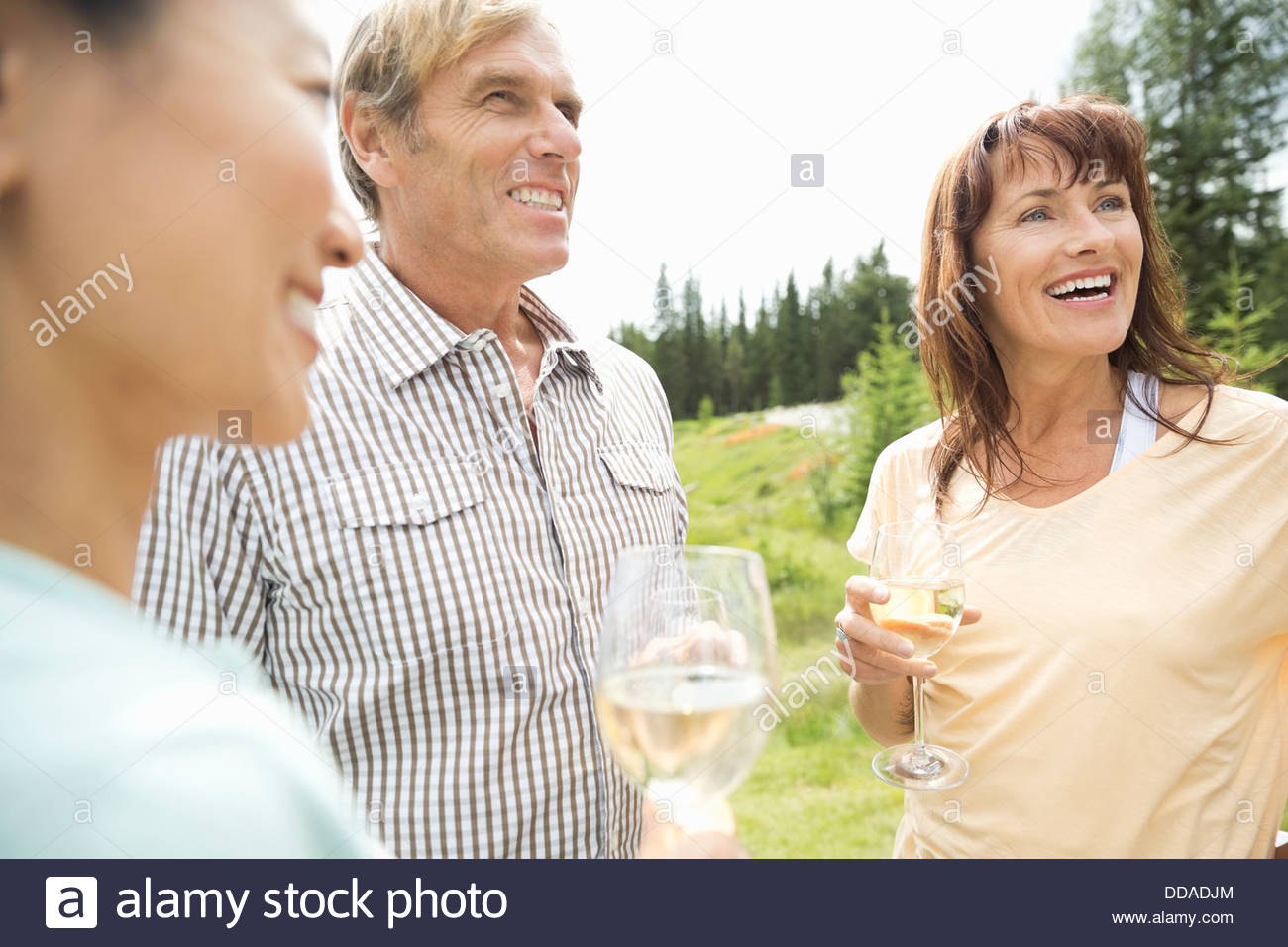 Friends outdoors hi-res stock photography and images - Alamy