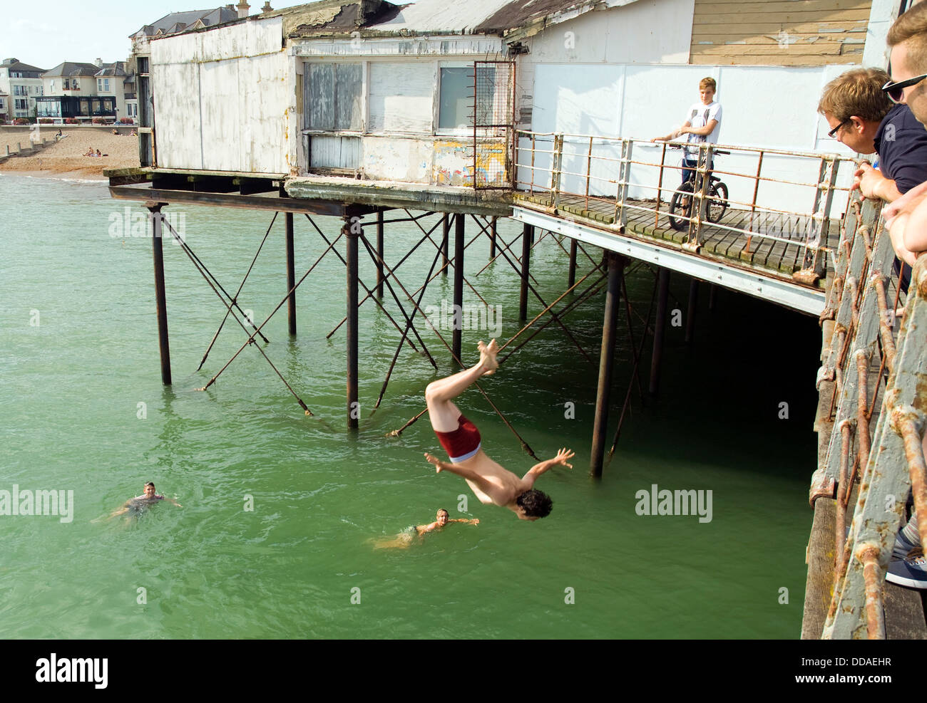 Dive off a pier hi-res stock photography and images - Alamy