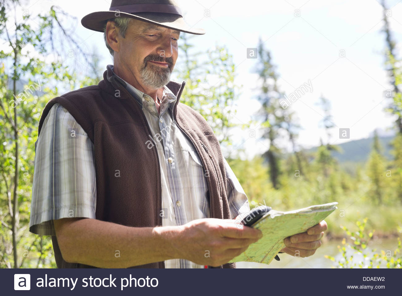 Man reading map hi-res stock photography and images - Alamy