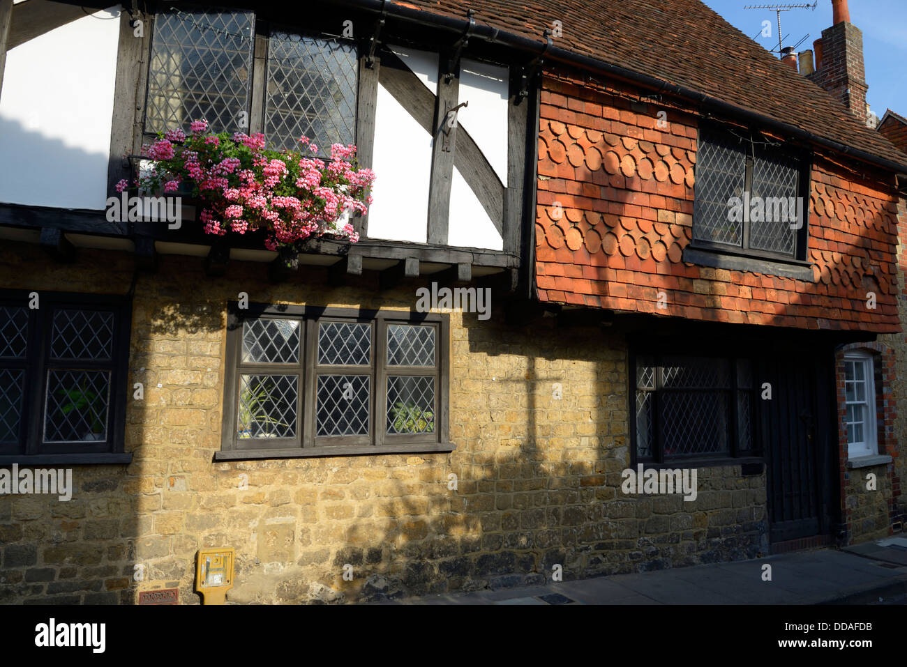 Medieval cottage hi-res stock photography and images - Alamy