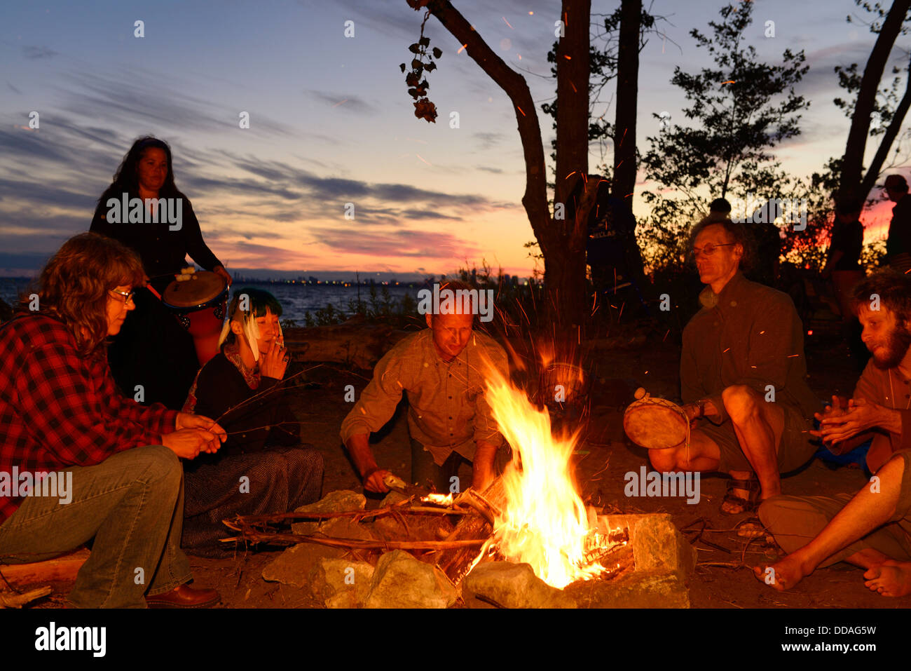 People around a campfire hi-res stock photography and images - Alamy