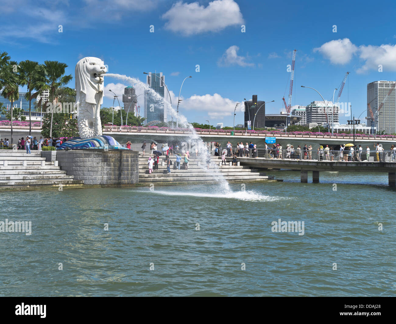 dh Marine Bay DOWNTOWN CORE SINGAPORE Merlion statue fountain Merlion ...