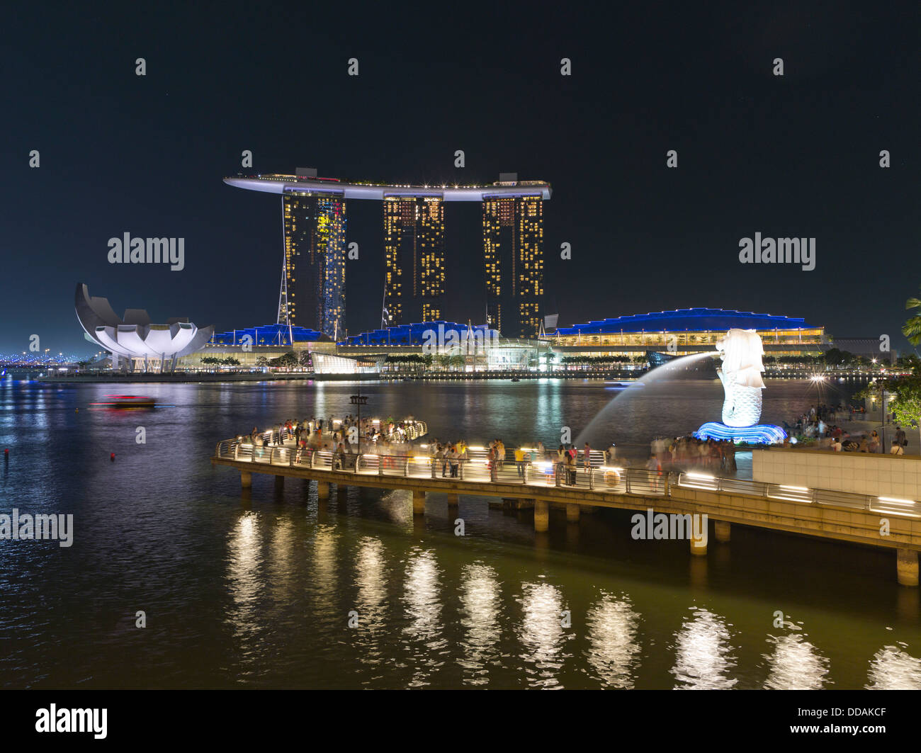 Singapore merlion marina bay sands hi-res stock photography and images ...