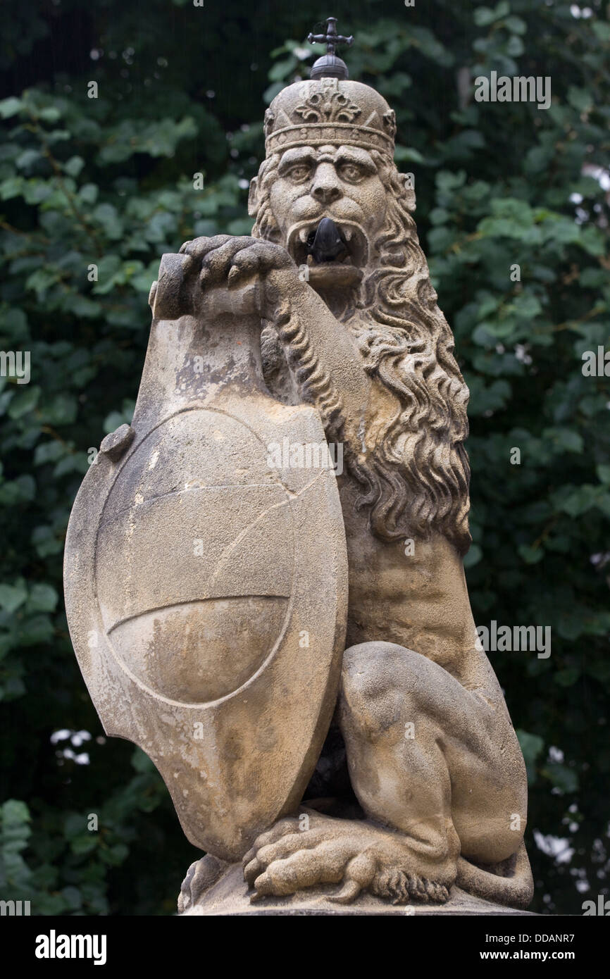 Golden lion heads hi-res stock photography and images - Alamy