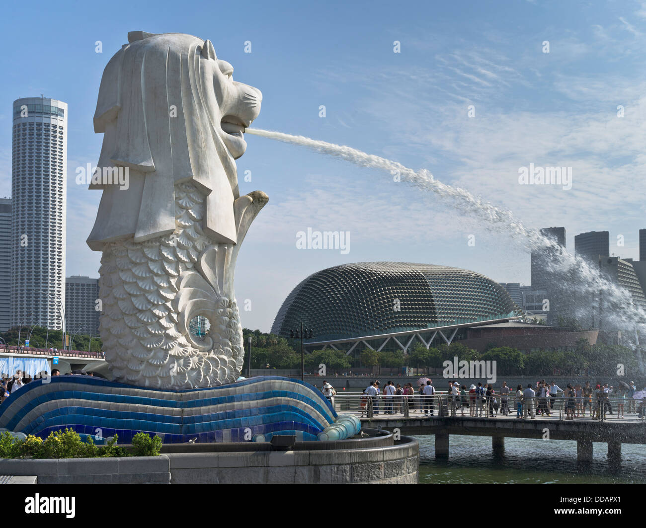 dh Merlion Park MARINA BAY SINGAPORE Tourists viewing Merlion Statue ...