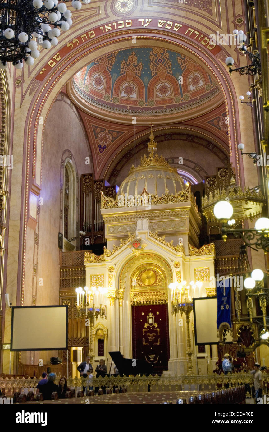 Synagogue interior ceremony hi-res stock photography and images - Alamy