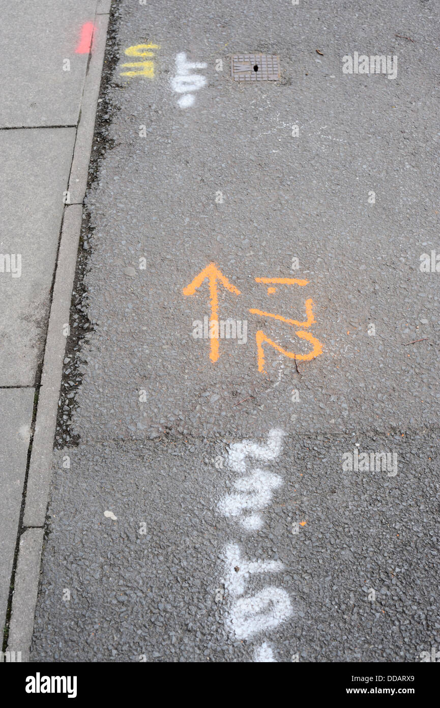 Pavement markings hi-res stock photography and images - Alamy