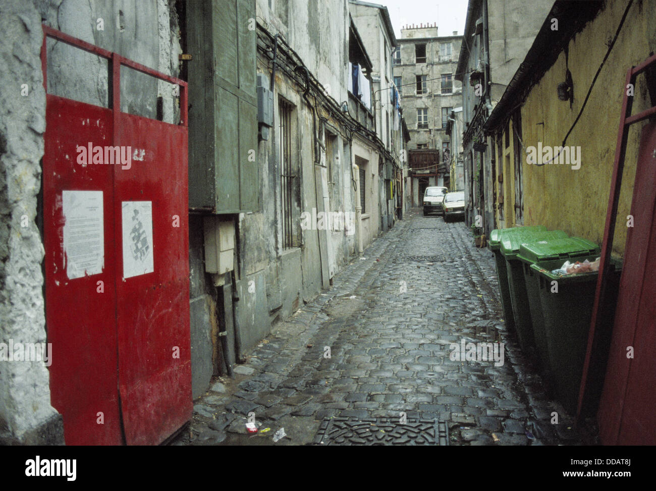 Poor building paris hi-res stock photography and images - Alamy