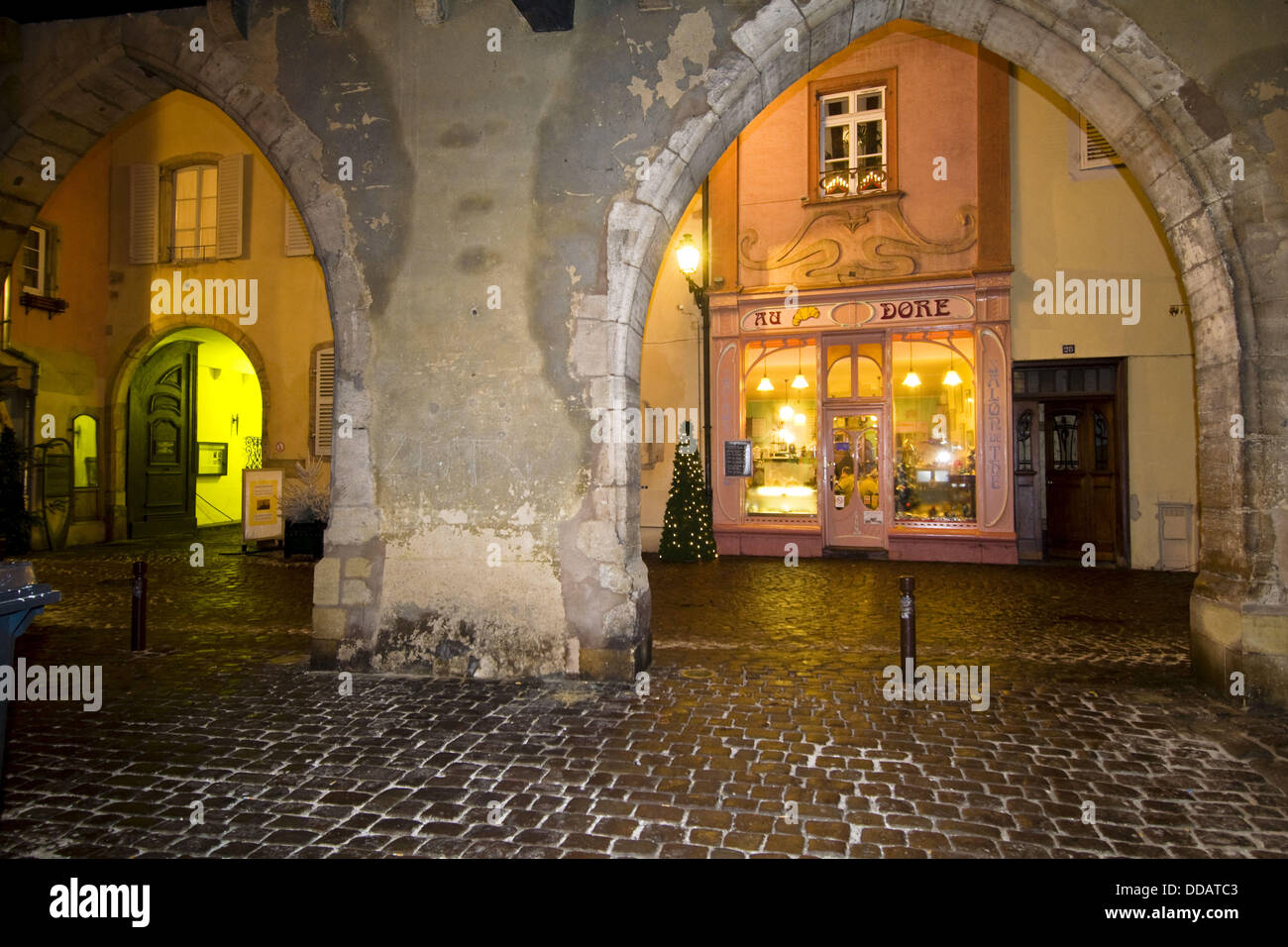 Cafe au croissant dore hi-res stock photography and images - Alamy