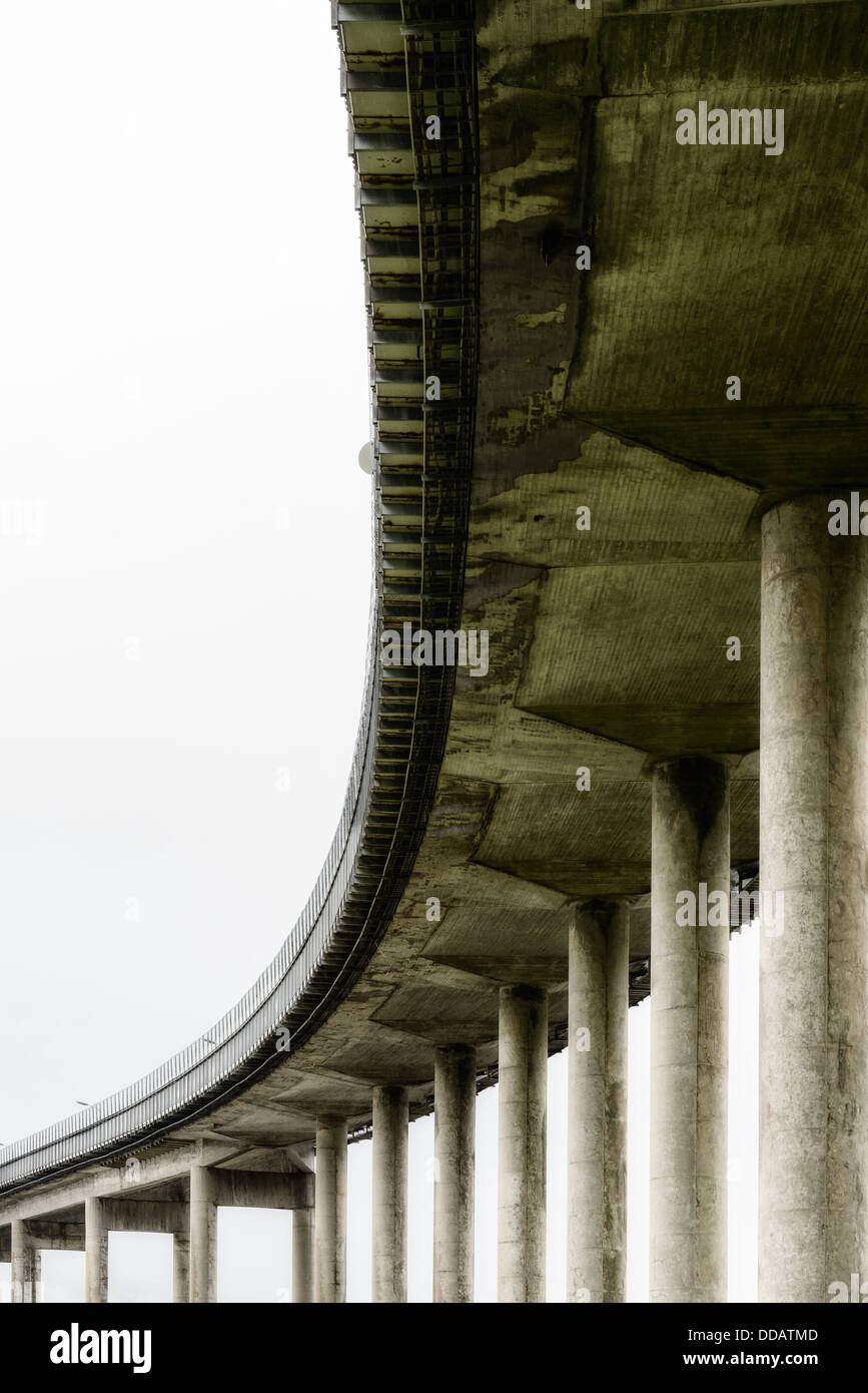 Bridge pillars architecture hi-res stock photography and images - Alamy