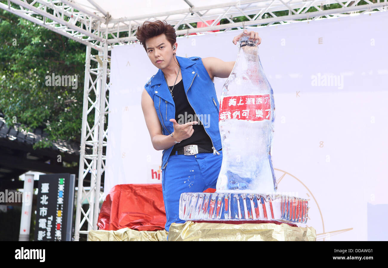 Taipei, China. 29th Aug, 2013. Singer Alien Huang holds autograph ...