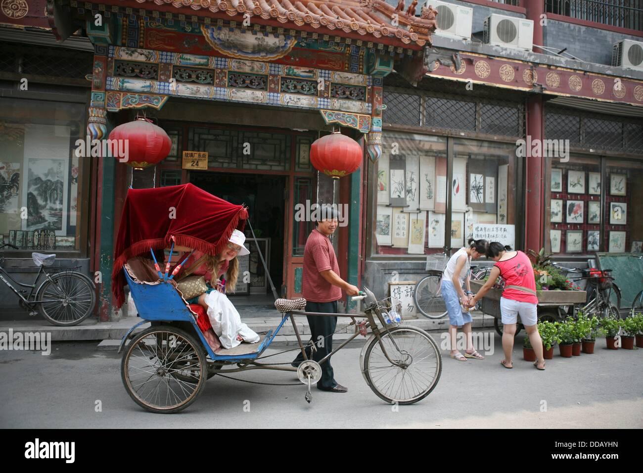 Woman in rickshaw china hi-res stock photography and images - Alamy