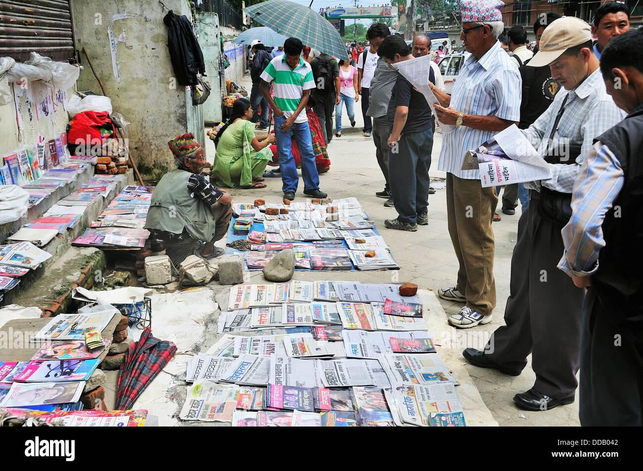 Man Selling Newspaper Stock Photos & Man Selling Newspaper Stock Images ...