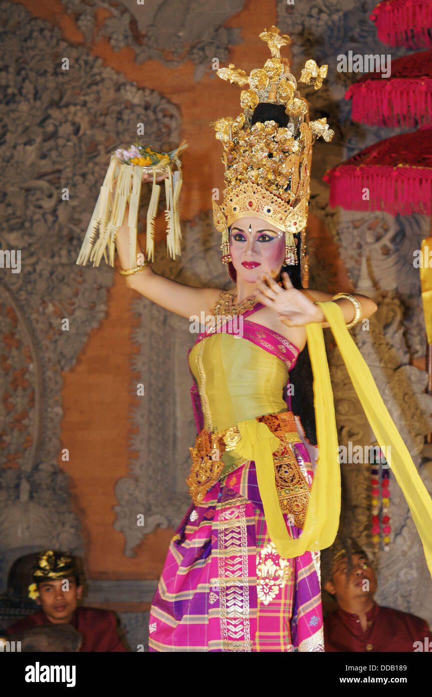 A woman in a traditional costume dancing a Balinese dance in Ubud Stock ...