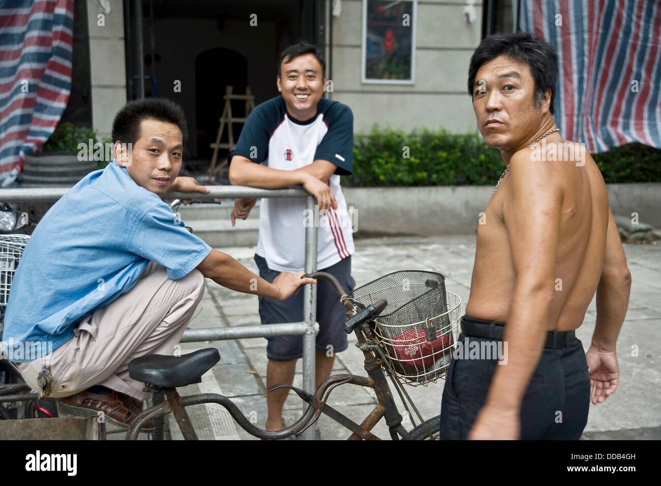 Men in the street hi-res stock photography and images - Alamy