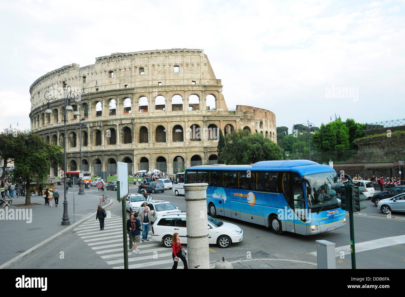 Modern traffic in ancient rome hi-res stock photography and images - Alamy
