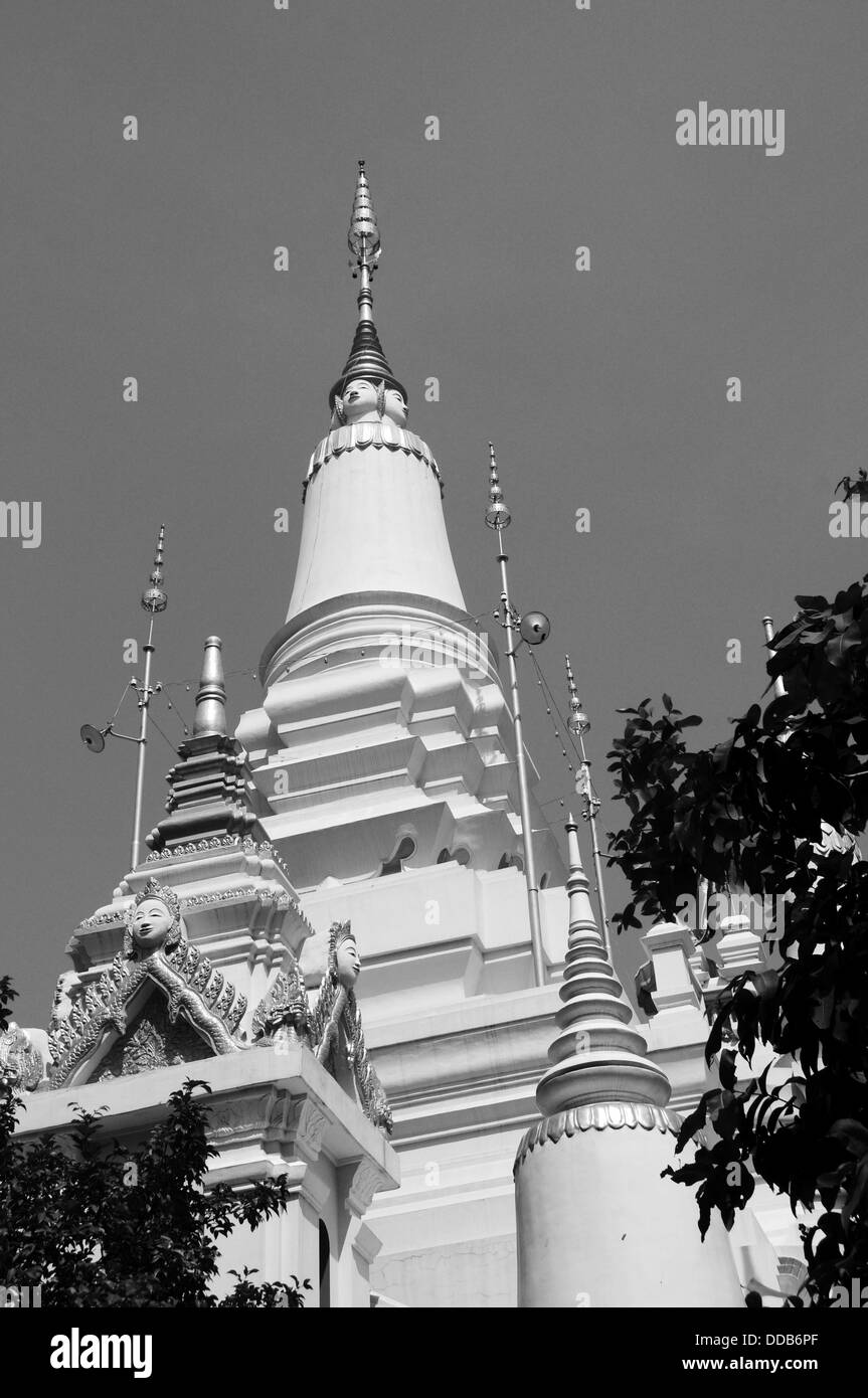 Chedi of Wat Botum in Phnom Penh Stock Photo - Alamy