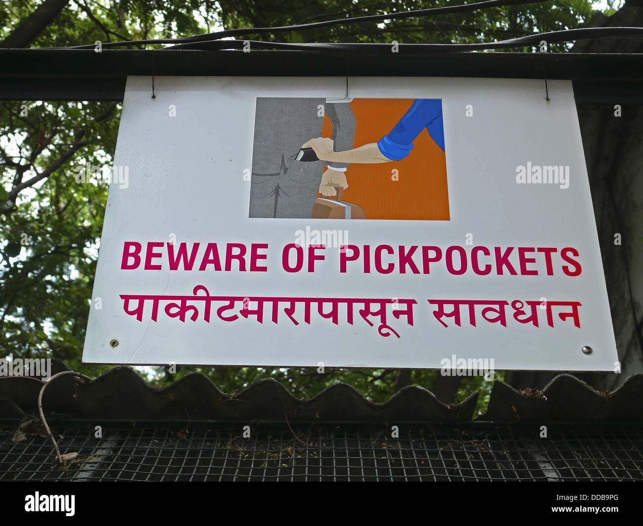 Attention pickpockets sign hi-res stock photography and images - Alamy